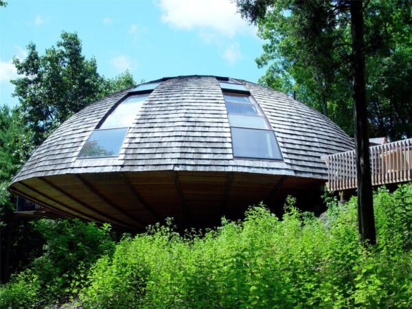 Flying Saucer Shaped House Takes Design to New Heights