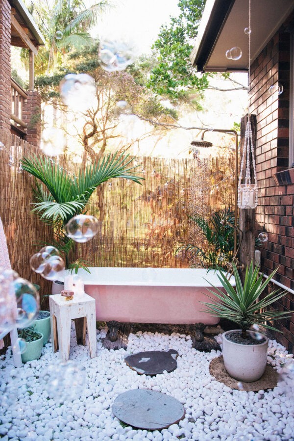 50 Stunning Outdoor Shower Spaces That Take You To Urban Paradise