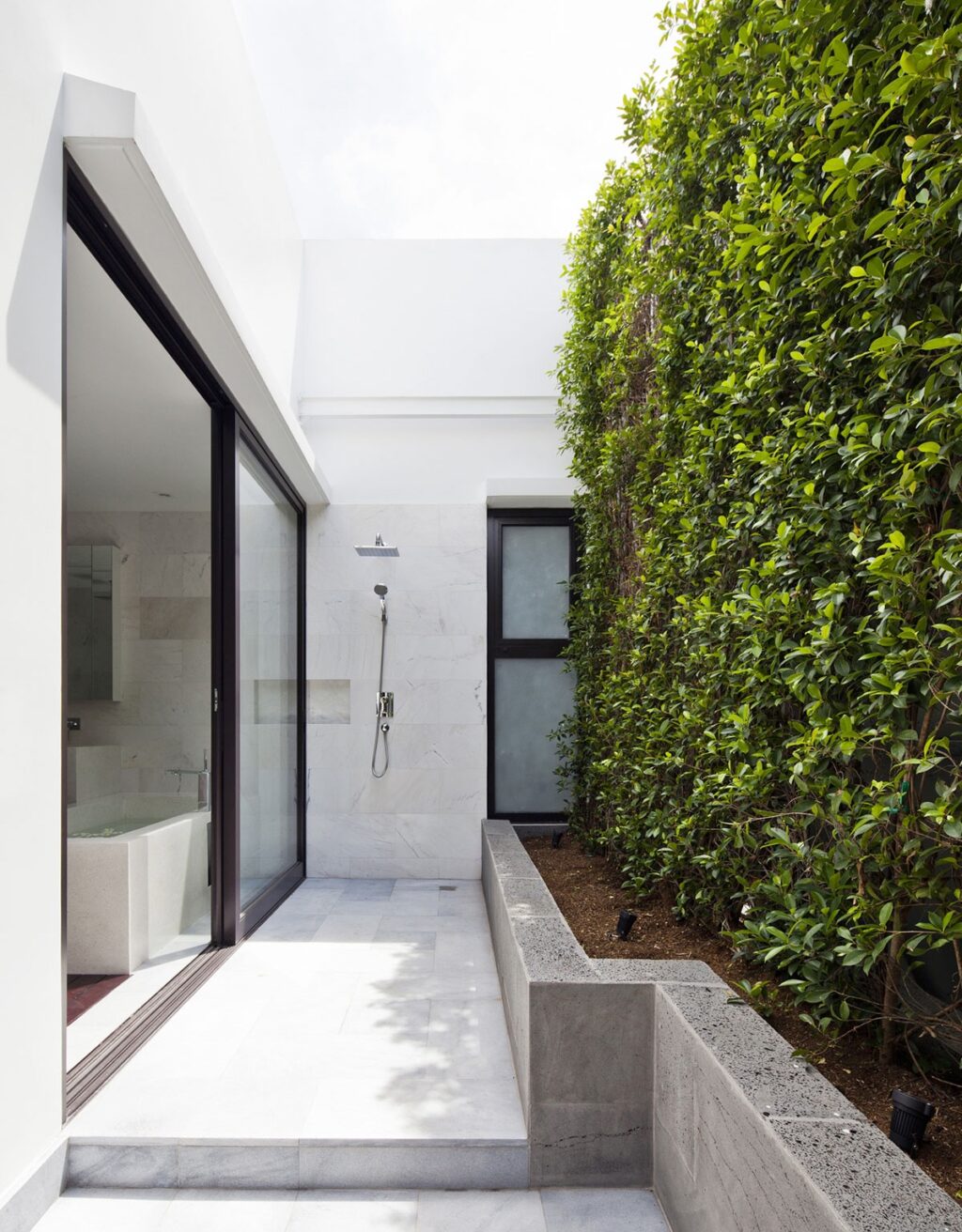 50 Stunning Outdoor Shower Spaces That Take You To Urban Paradise