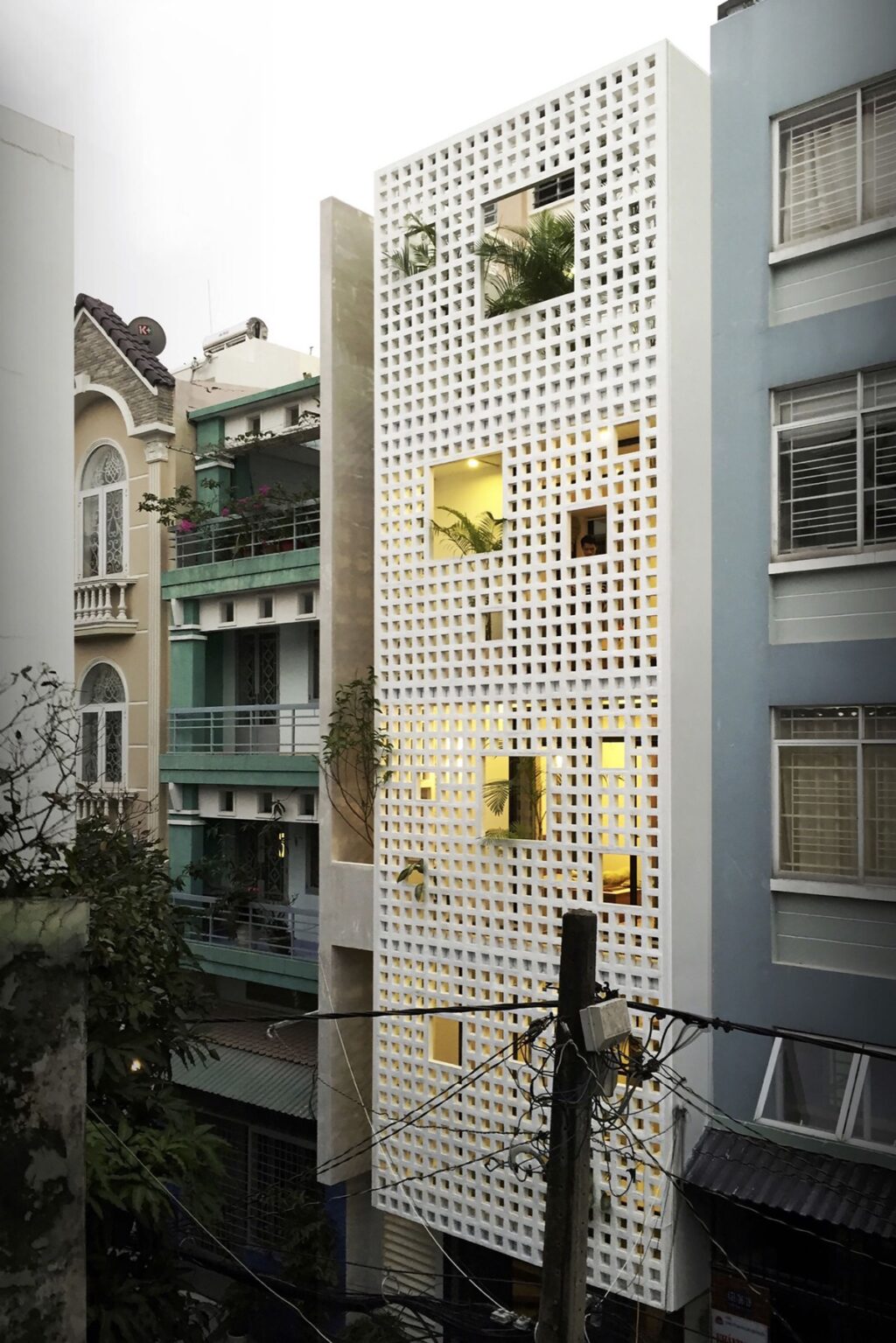 50 Narrow Lot Houses That Transform A Skinny Exterior Into Something ...