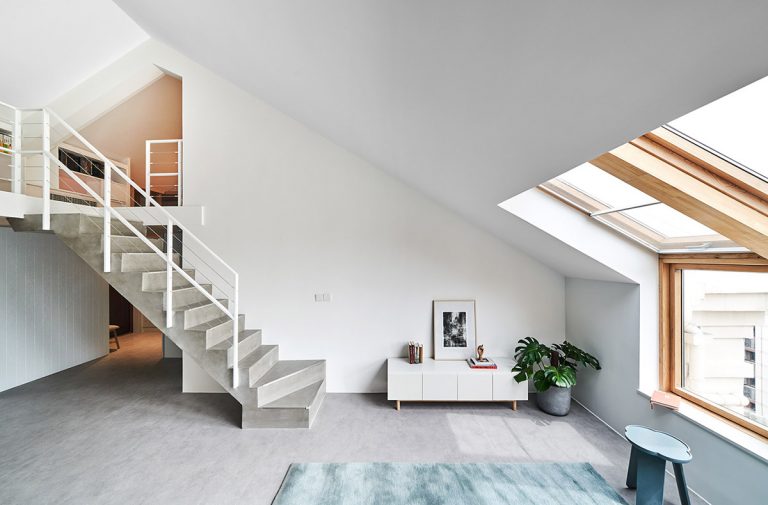 Minimalist White Apartment Living Room With Concrete Floors And ...