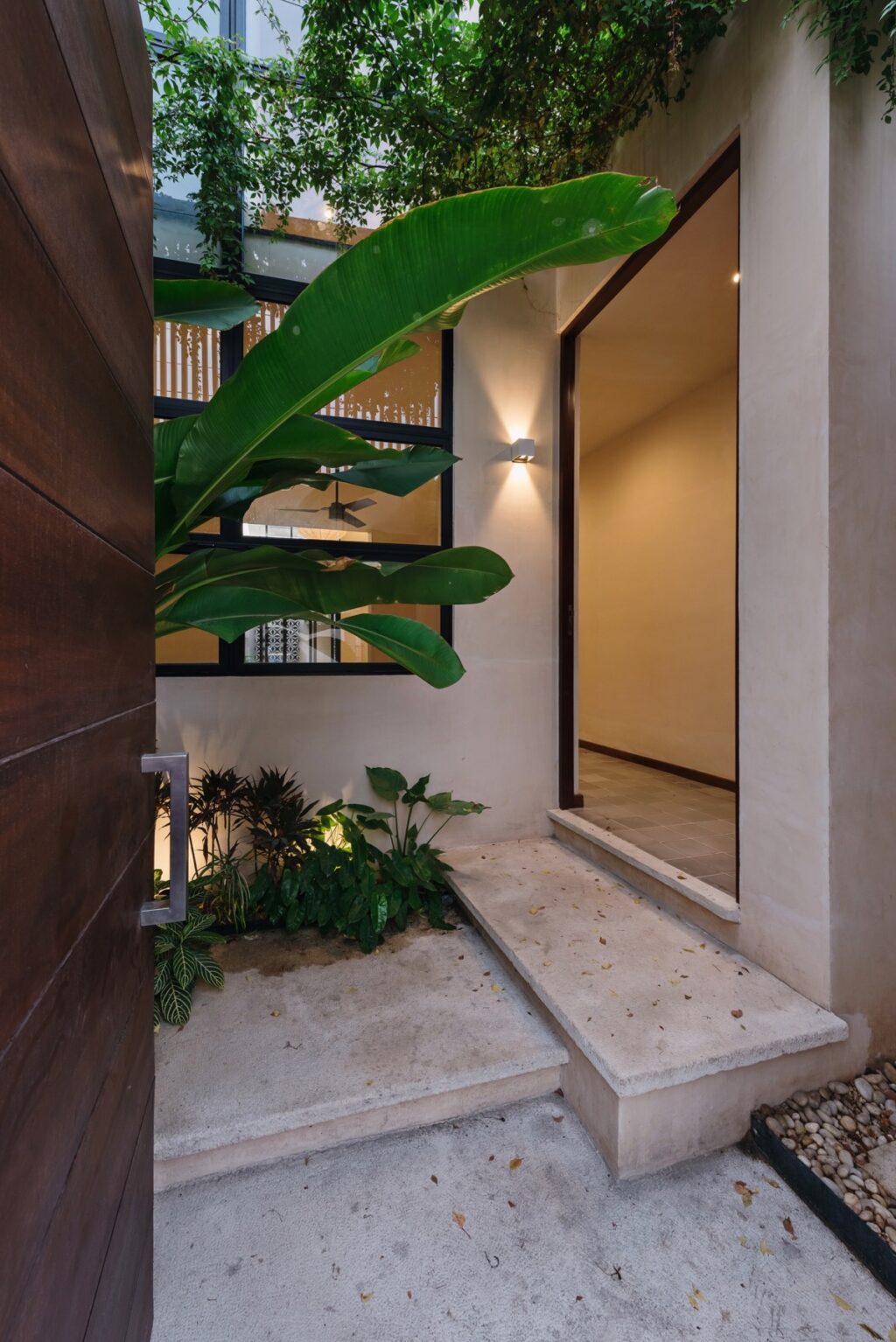 Unique Stone and Mosaic Work Wows in this Modern Home Design