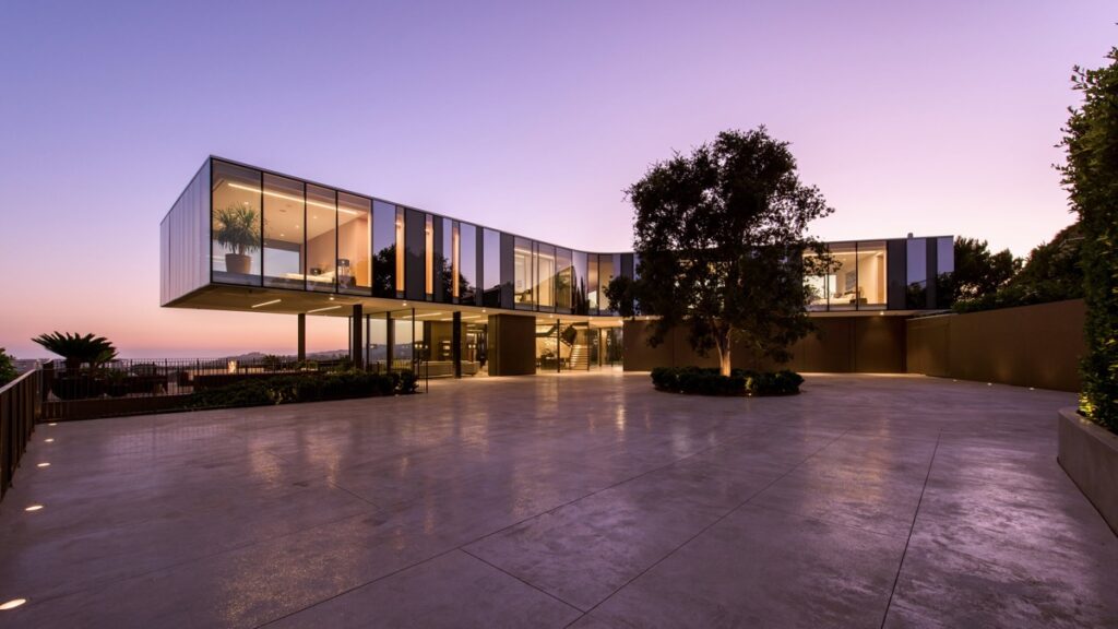 Incredible LA Mansion With Views Of The Ocean And Downtown