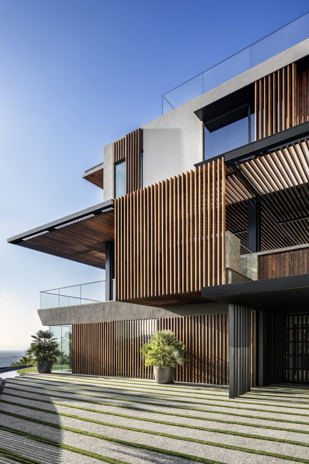 Hillside Home In Los Angles With Layered Pool Design