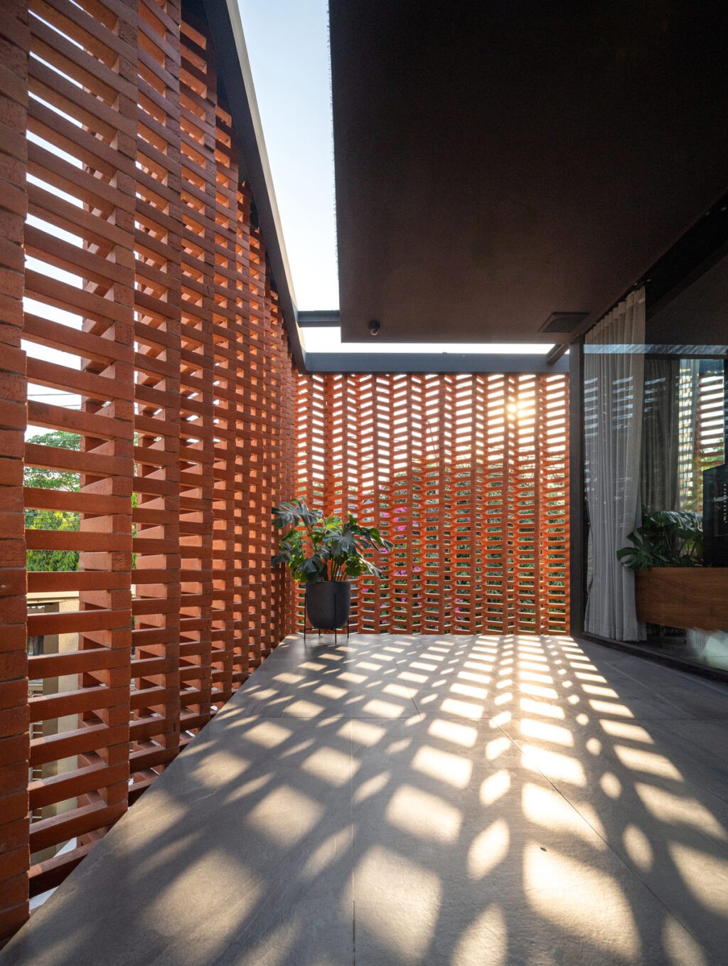 Amphitheater Style Lakeside Home with Sloping Courtyard Design