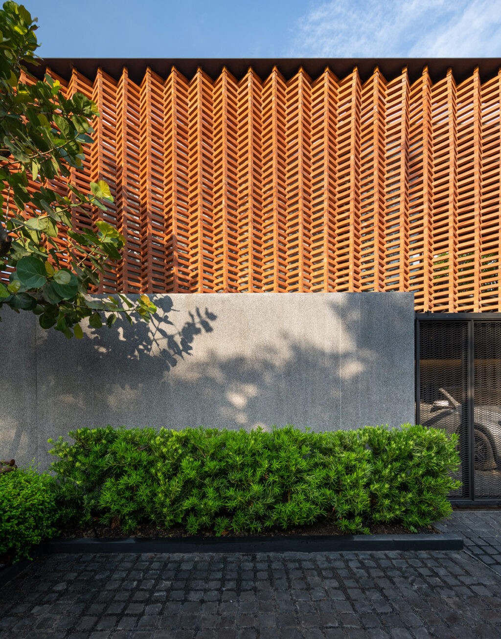 Amphitheater Style Lakeside Home with Sloping Courtyard Design