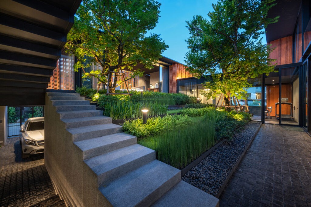 sloped courtyard | Interior Design Ideas