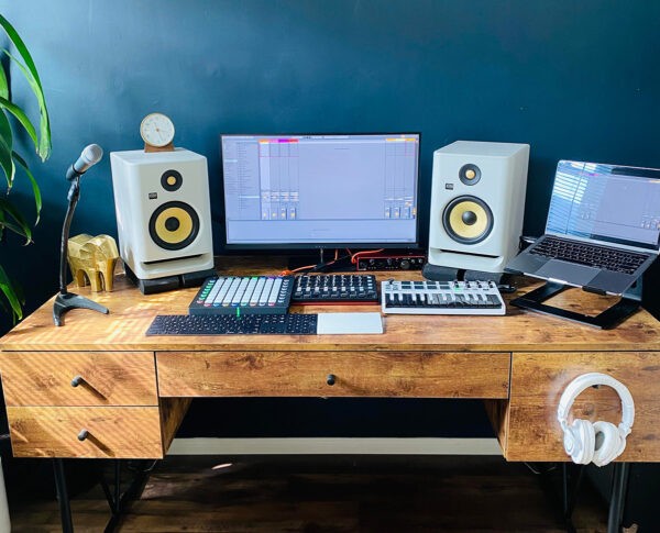 40 Workstation Setups That We Really Like