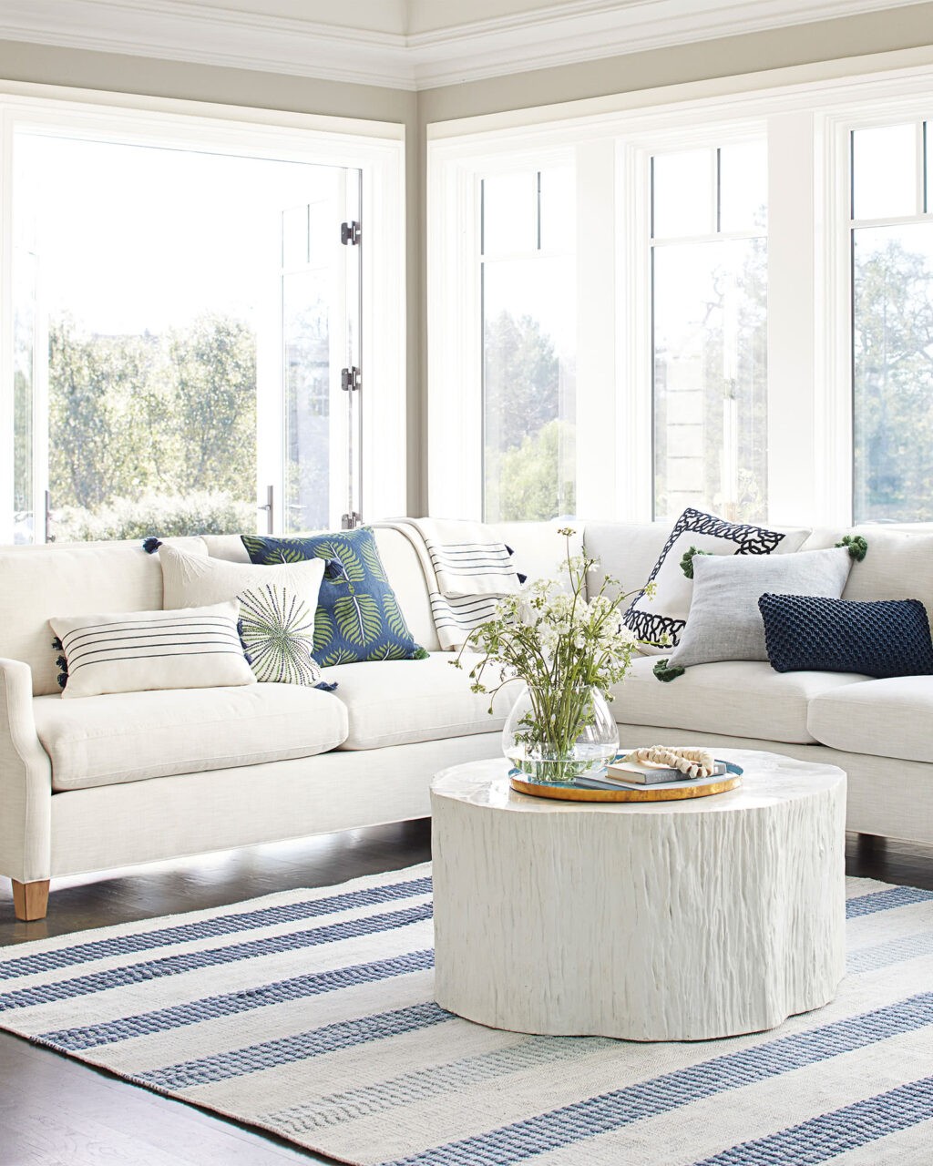 51 White Coffee Tables to Refresh Your Living Room