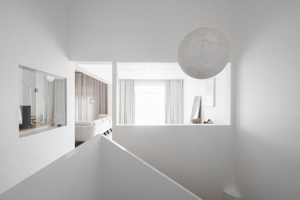 Expanding Modern Interiors With Minimalist White Decor