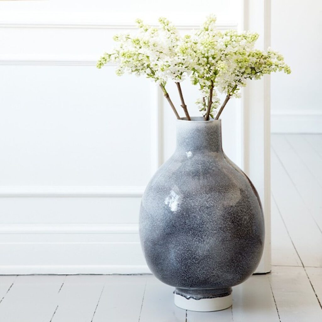 51 Floor Vases with Endless Decor Potential for Any Interior Style