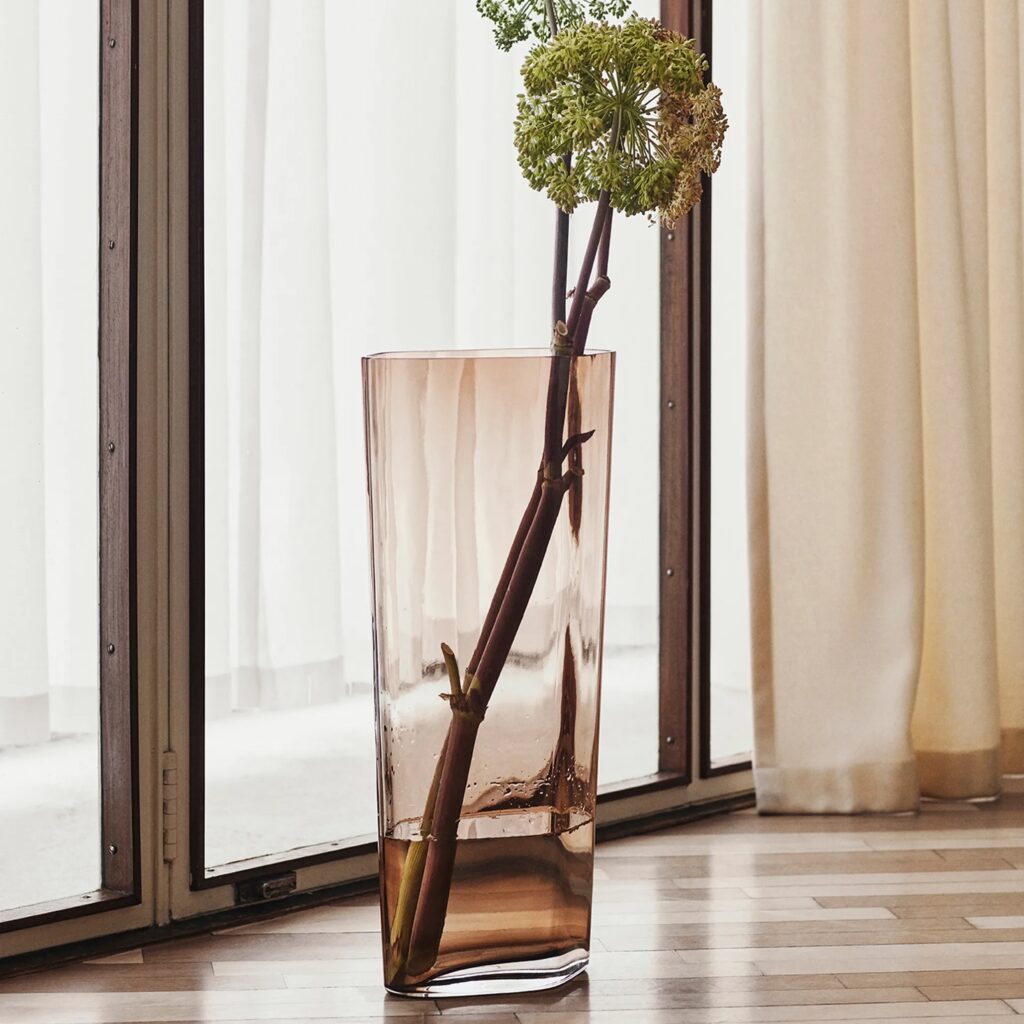 51 Floor Vases with Endless Decor Potential for Any Interior Style