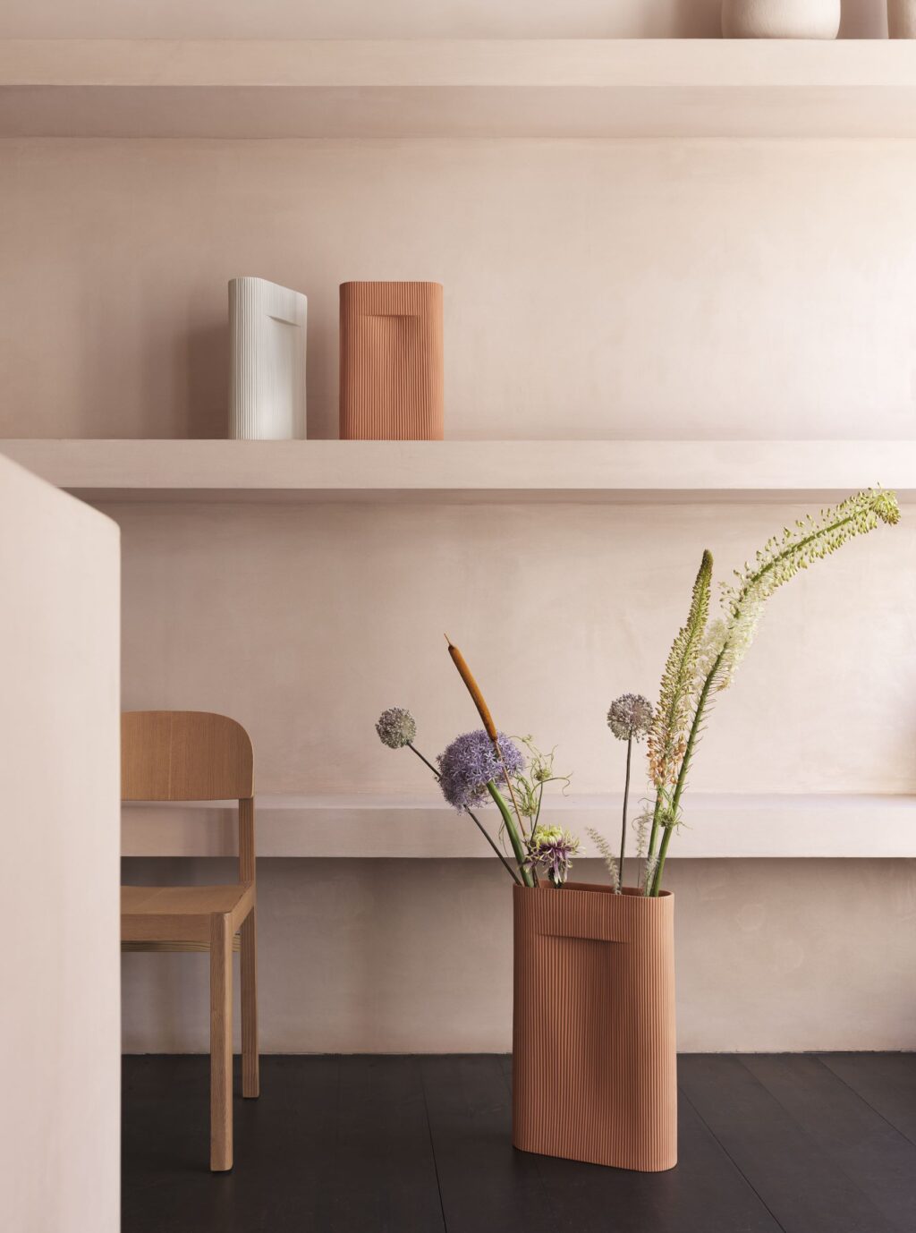 51 Floor Vases with Endless Decor Potential for Any Interior Style