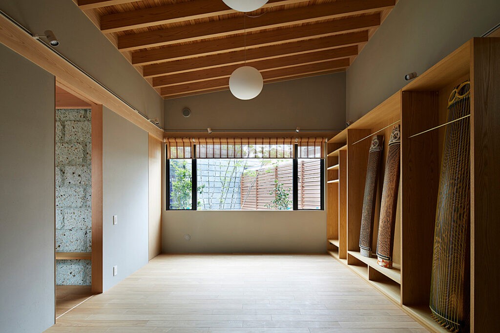 A Modern Japanese House With A Serene Courtyard