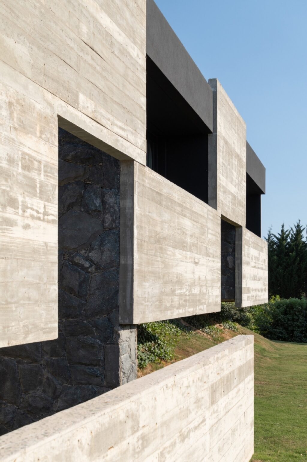 A Monolithic Argentinian House Set In Stone And Concrete [Video]