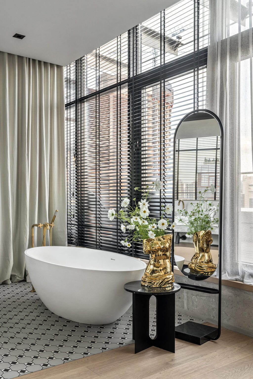 An Eclectic Cocktail Of Classical Decor And Modern Art