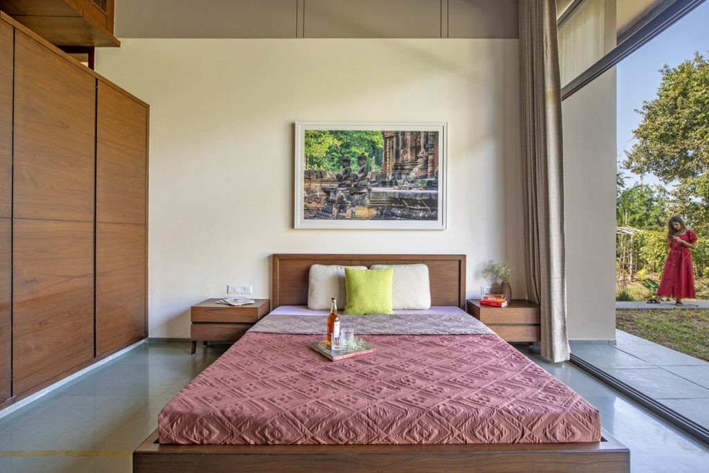A Modern Rammed Earth House That Emphasizes Sustainability [Video]