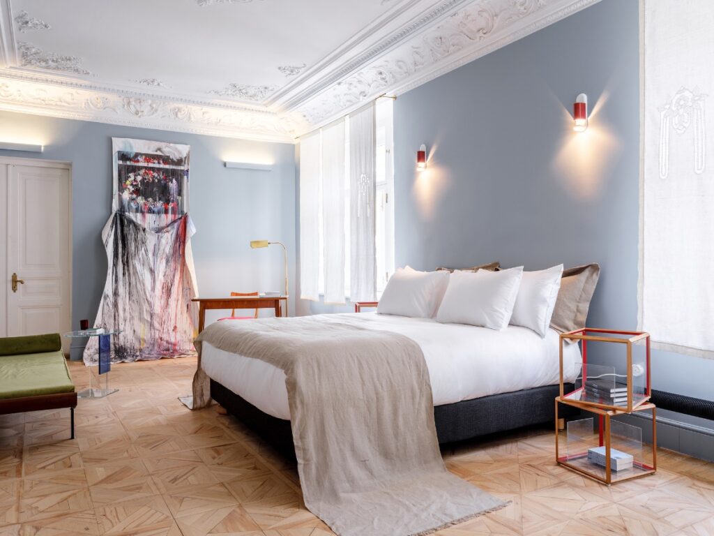 40 Neoclassical Bedroom Design Ideas With Tips & Accessories To Help ...