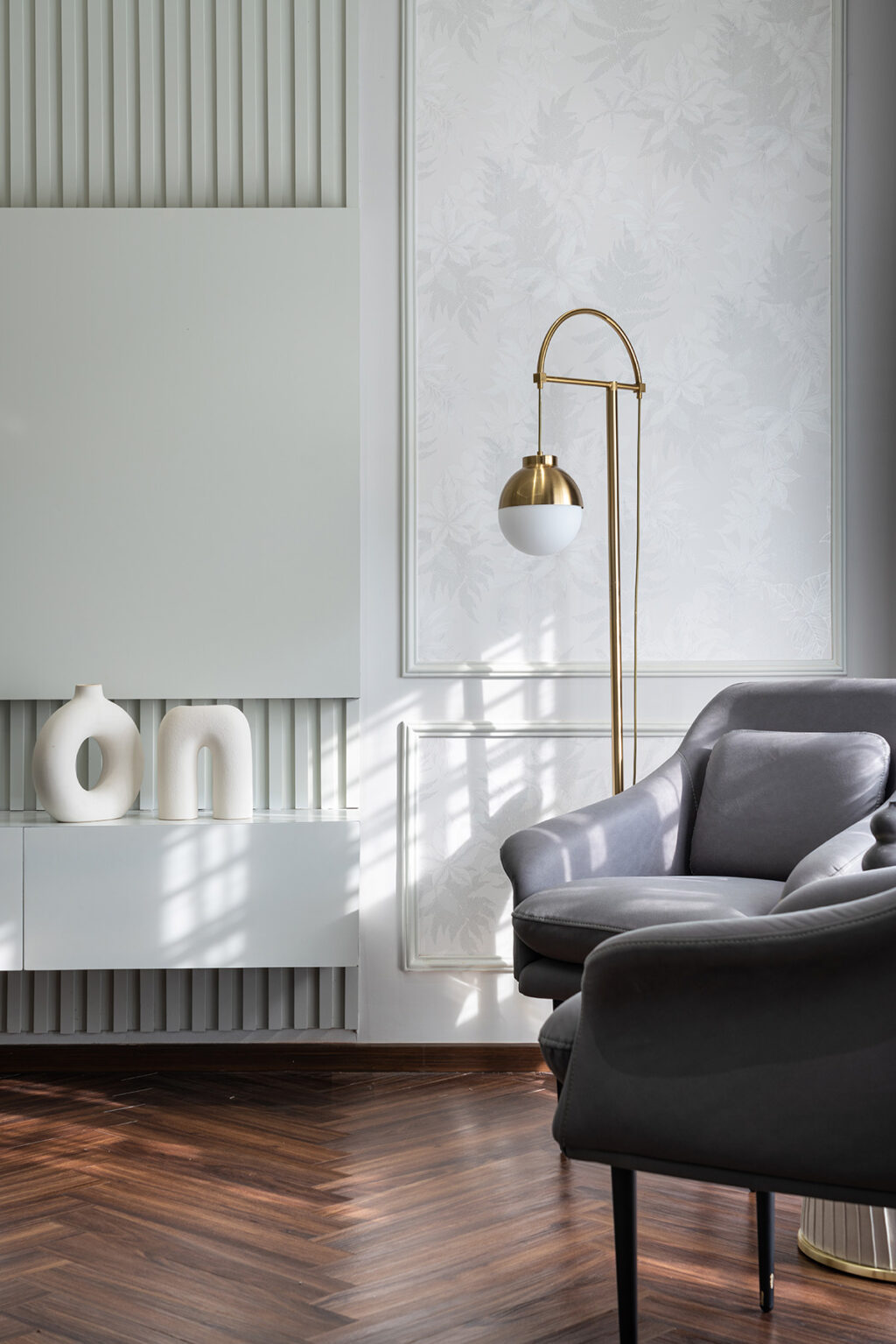 Distinctive Colonial Style Home With Ethereal Interior