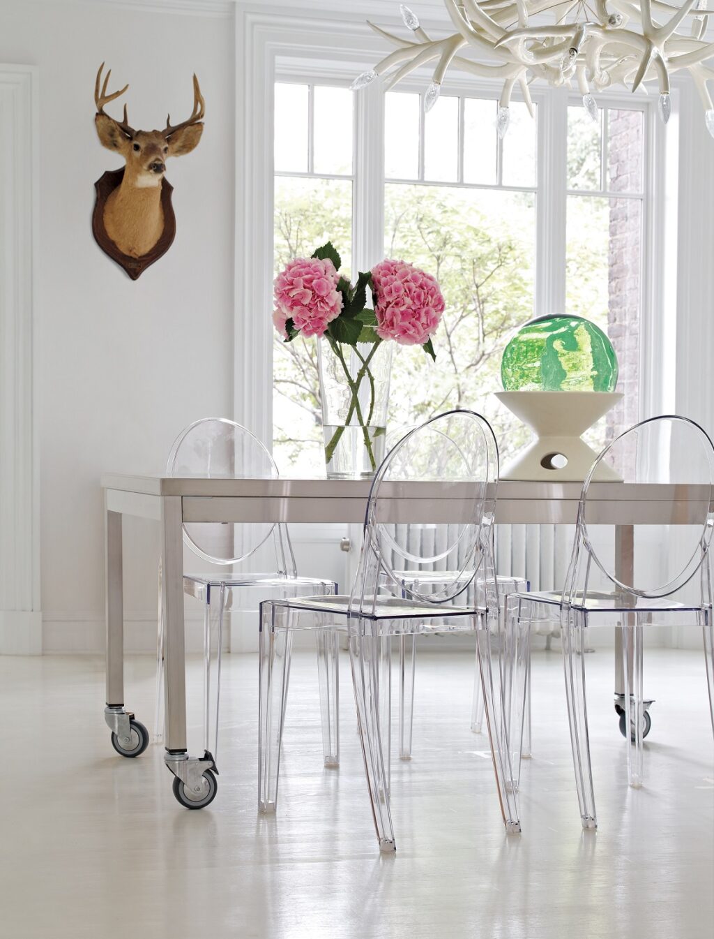 51 Clear Chairs That Put a Fresh Spin on Modern Minimalism
