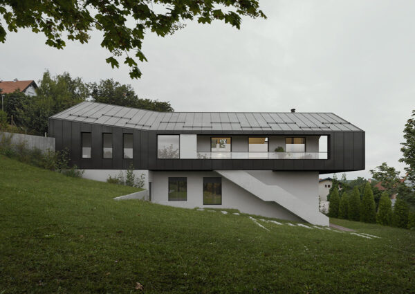 40 Black Houses That Showcase Bold Design Statements