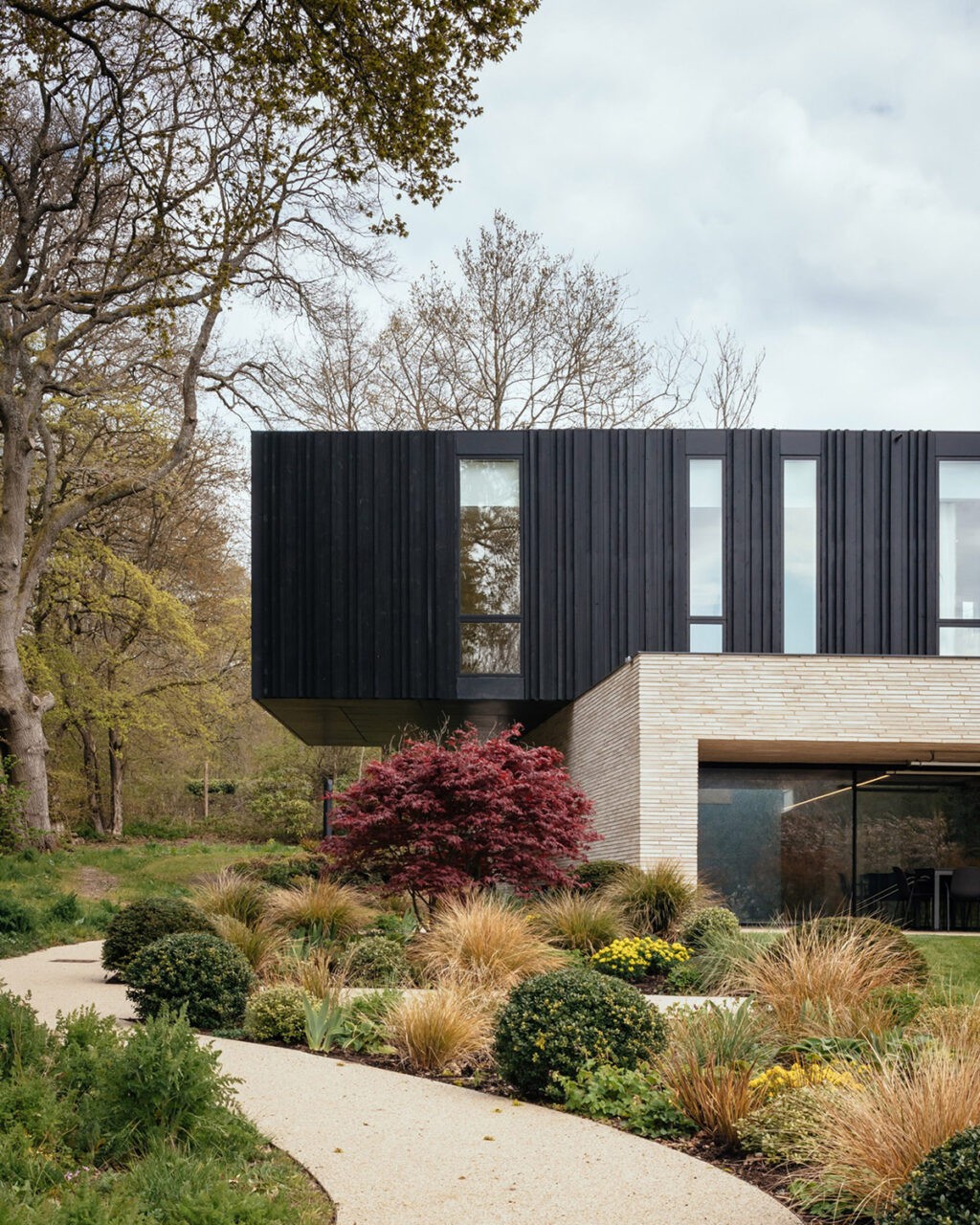 40 Black Houses That Showcase Bold Design Statements