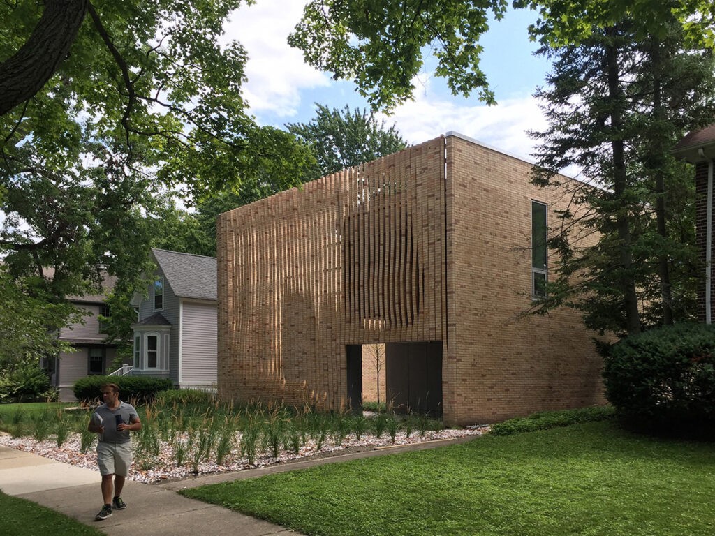 40 Red Brick Houses That Push the Boundaries of Architectural Ingenuity