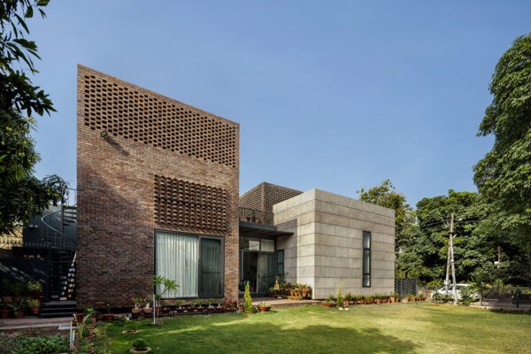 40 Red Brick Houses That Push the Boundaries of Architectural Ingenuity