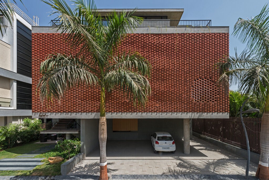 40 Red Brick Houses That Push the Boundaries of Architectural Ingenuity