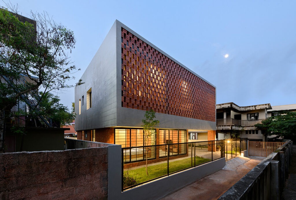 40 Red Brick Houses That Push the Boundaries of Architectural Ingenuity