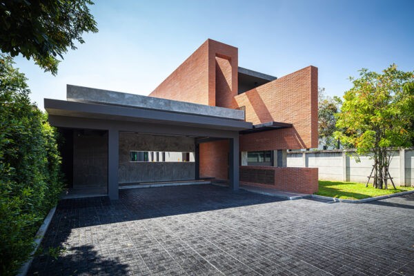 40 Red Brick Houses That Push the Boundaries of Architectural Ingenuity