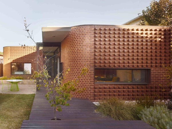 40 Red Brick Houses That Push the Boundaries of Architectural Ingenuity
