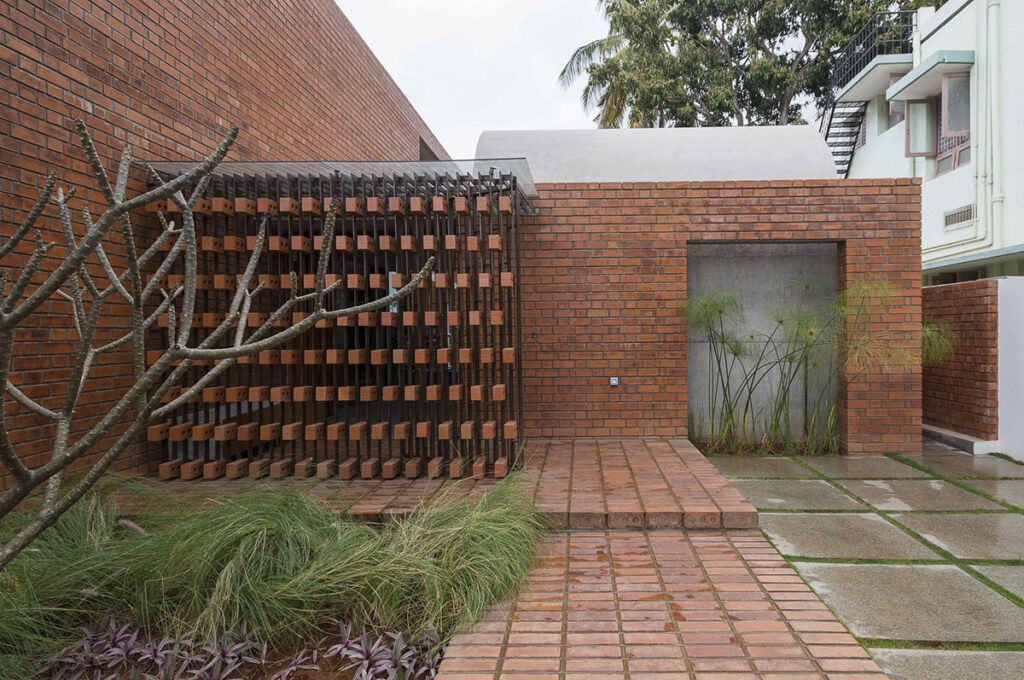 40 Red Brick Houses That Push the Boundaries of Architectural Ingenuity