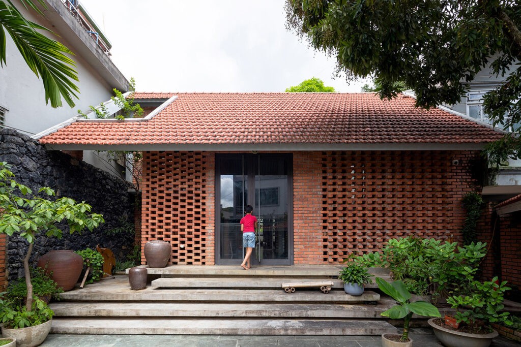 40 Red Brick Houses That Push the Boundaries of Architectural Ingenuity