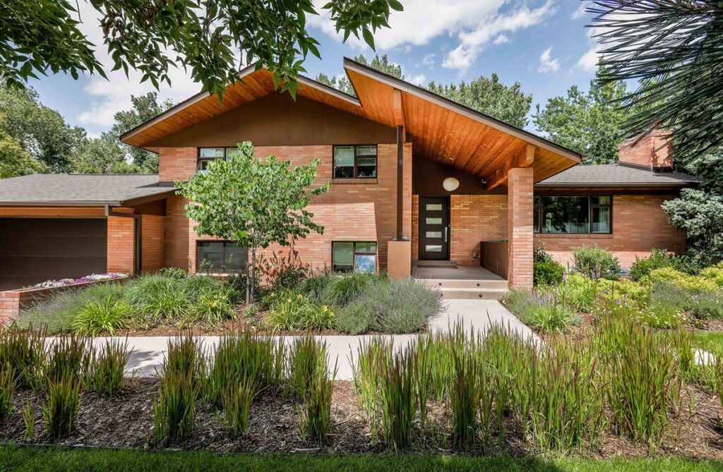 40 Red Brick Houses That Push the Boundaries of Architectural Ingenuity