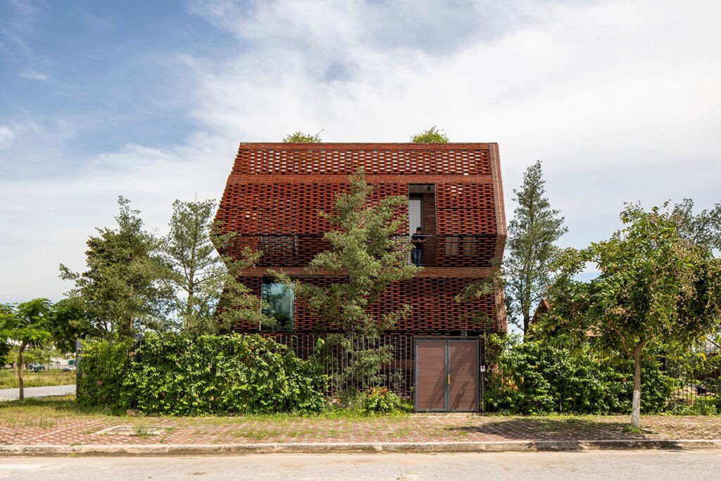 40 Red Brick Houses That Push the Boundaries of Architectural Ingenuity
