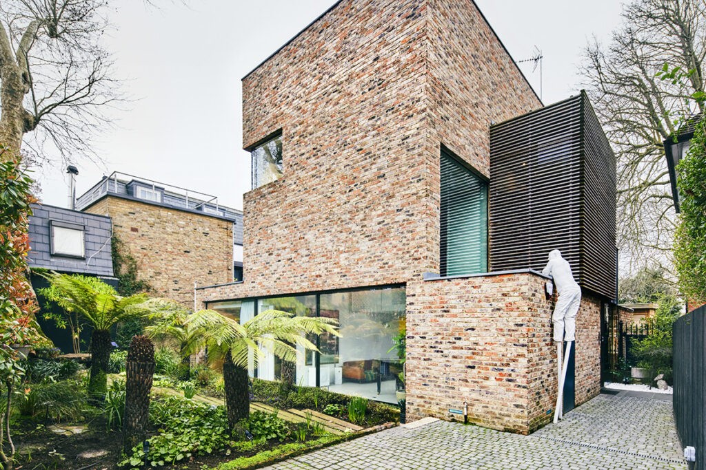 40 Red Brick Houses That Push the Boundaries of Architectural Ingenuity