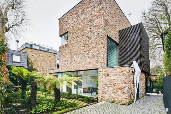 40 Red Brick Houses That Push the Boundaries of Architectural Ingenuity