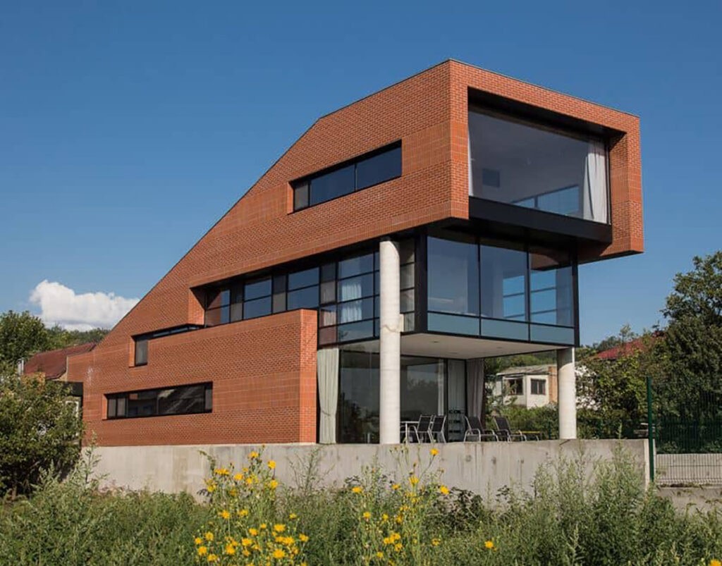 40 Red Brick Houses That Push the Boundaries of Architectural Ingenuity