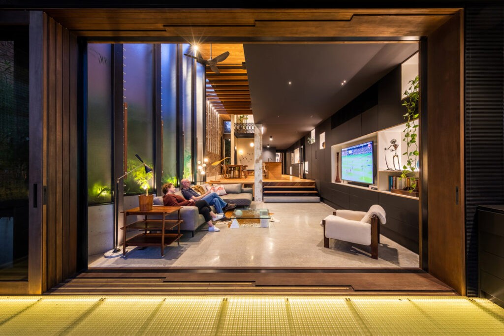 Artful Indoor-Outdoor Home Design In Australia