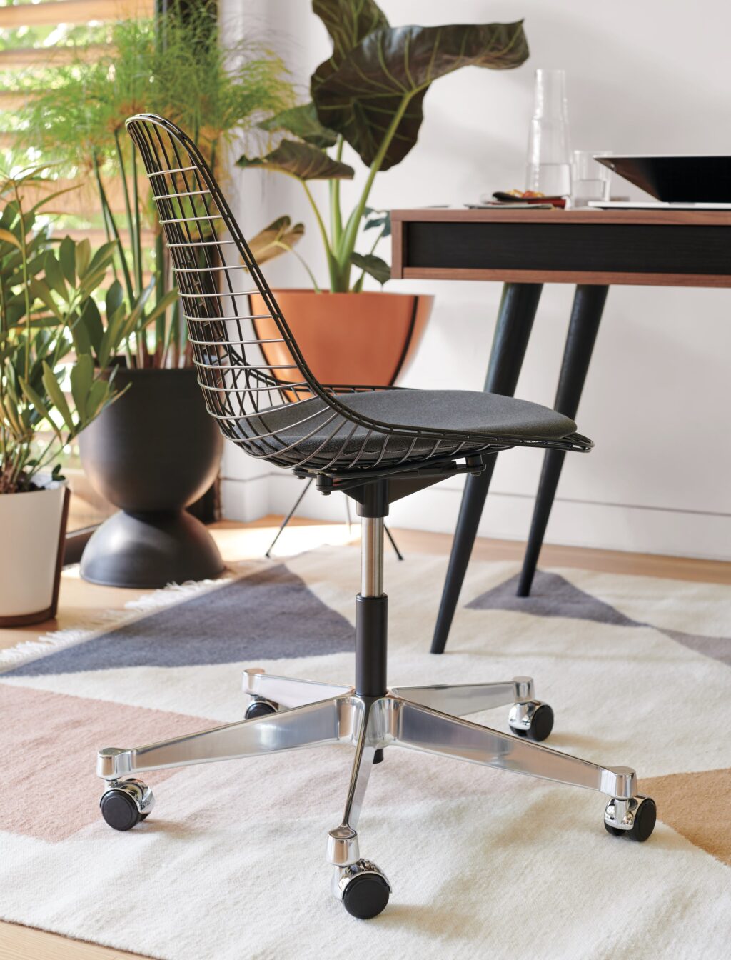25 Small Desk Chairs That Add Style to Compact Workspaces