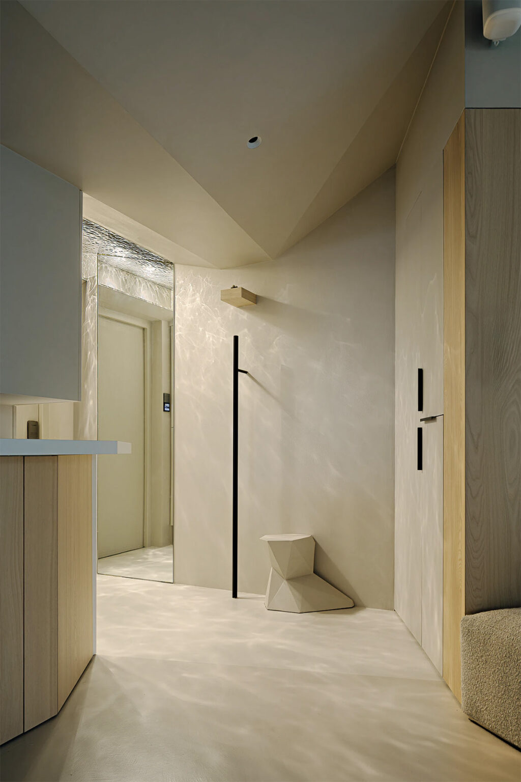 Sleek Angles, Soothing Textures: A Geometric Approach to Urban Home Design