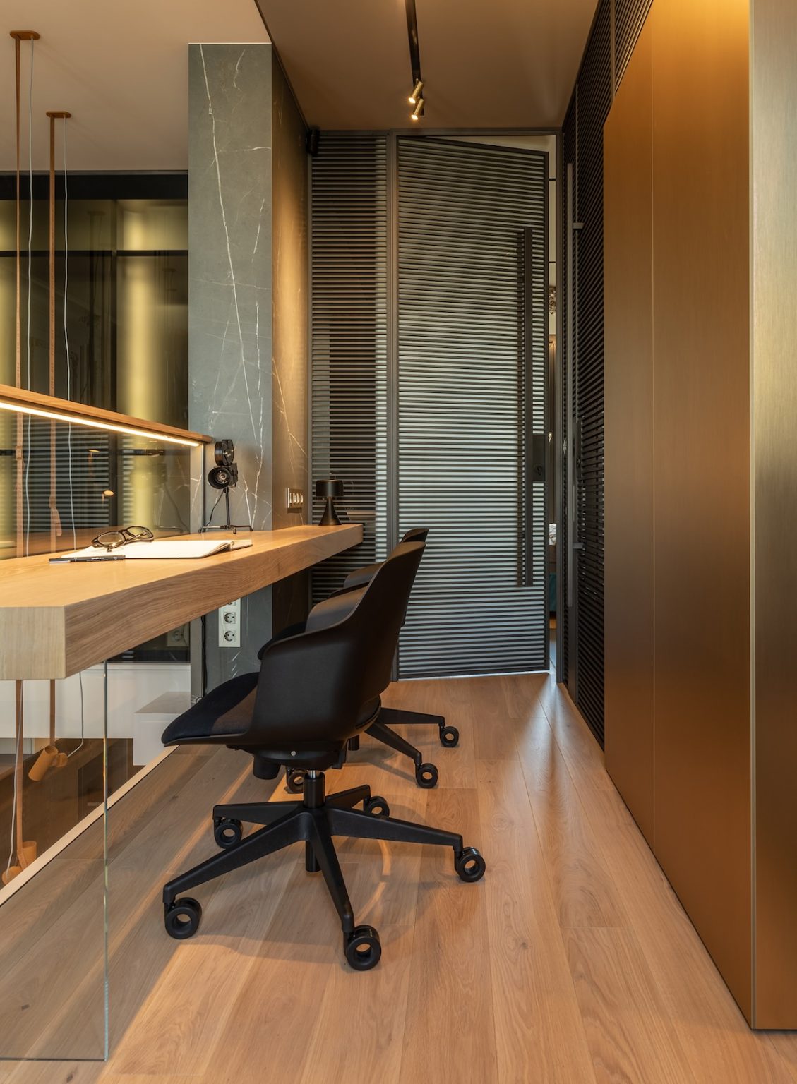 Urban Sophisticate: A Two-Story Apartment Blending Modern Ascetic with ...